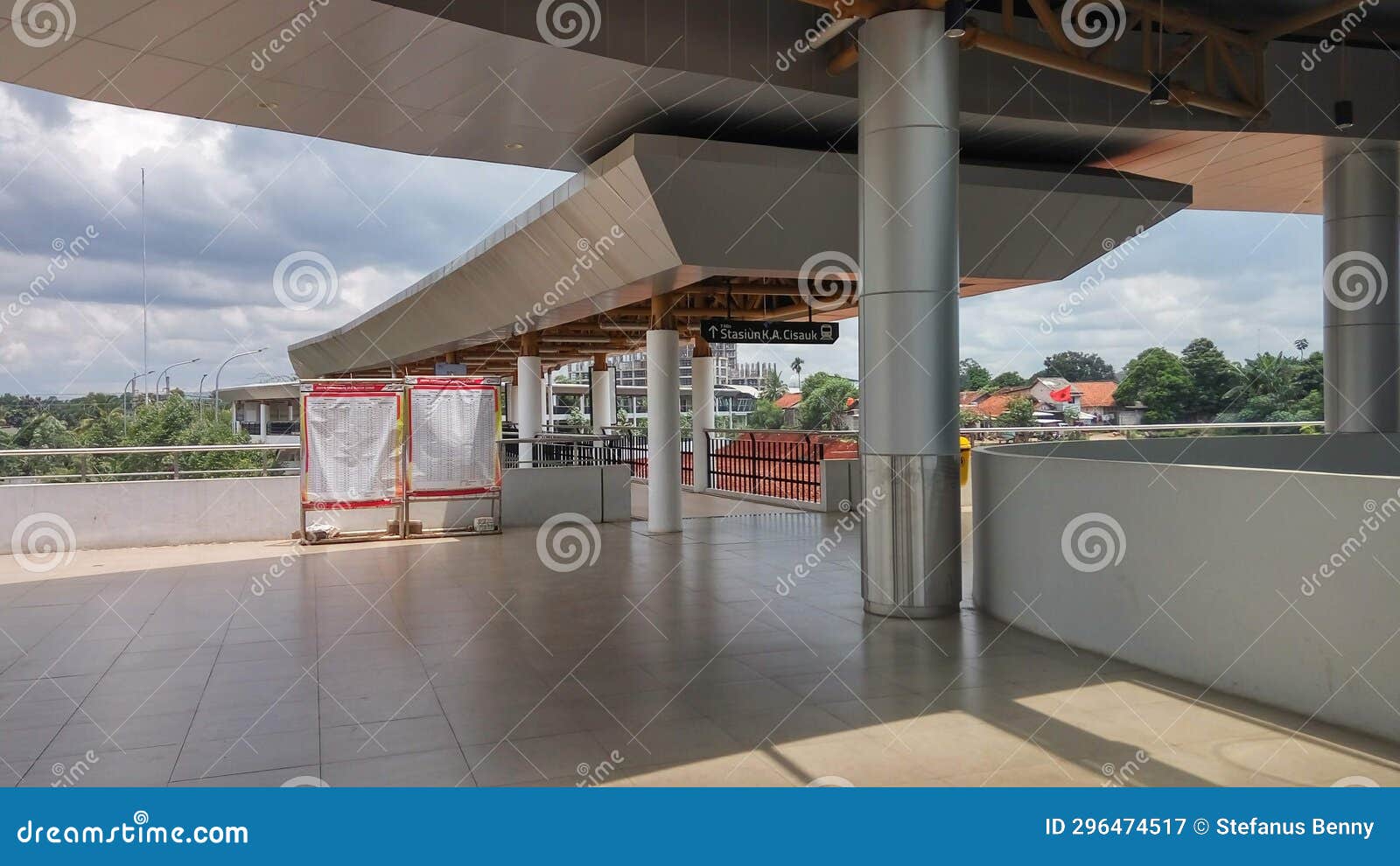 The Atmosphere of a Platform at a Commuter Station. Editorial ...