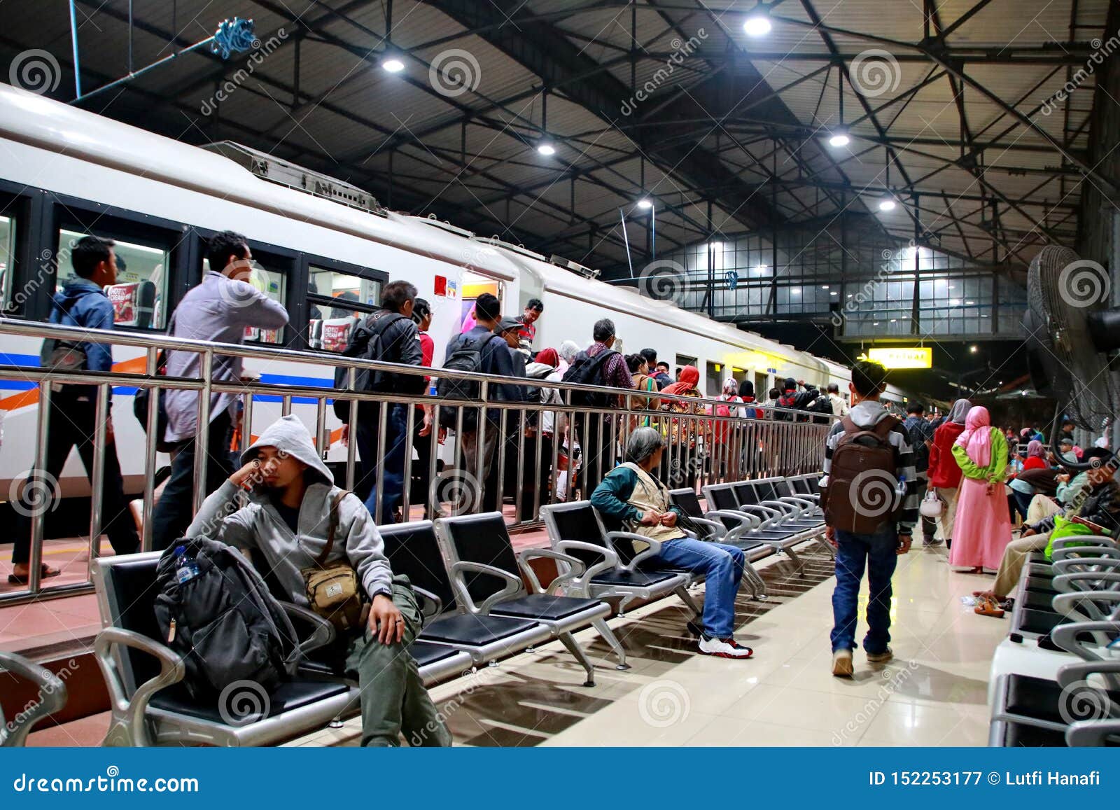 The Atmosphere of the Train Passengers at Night Editorial Photography ...