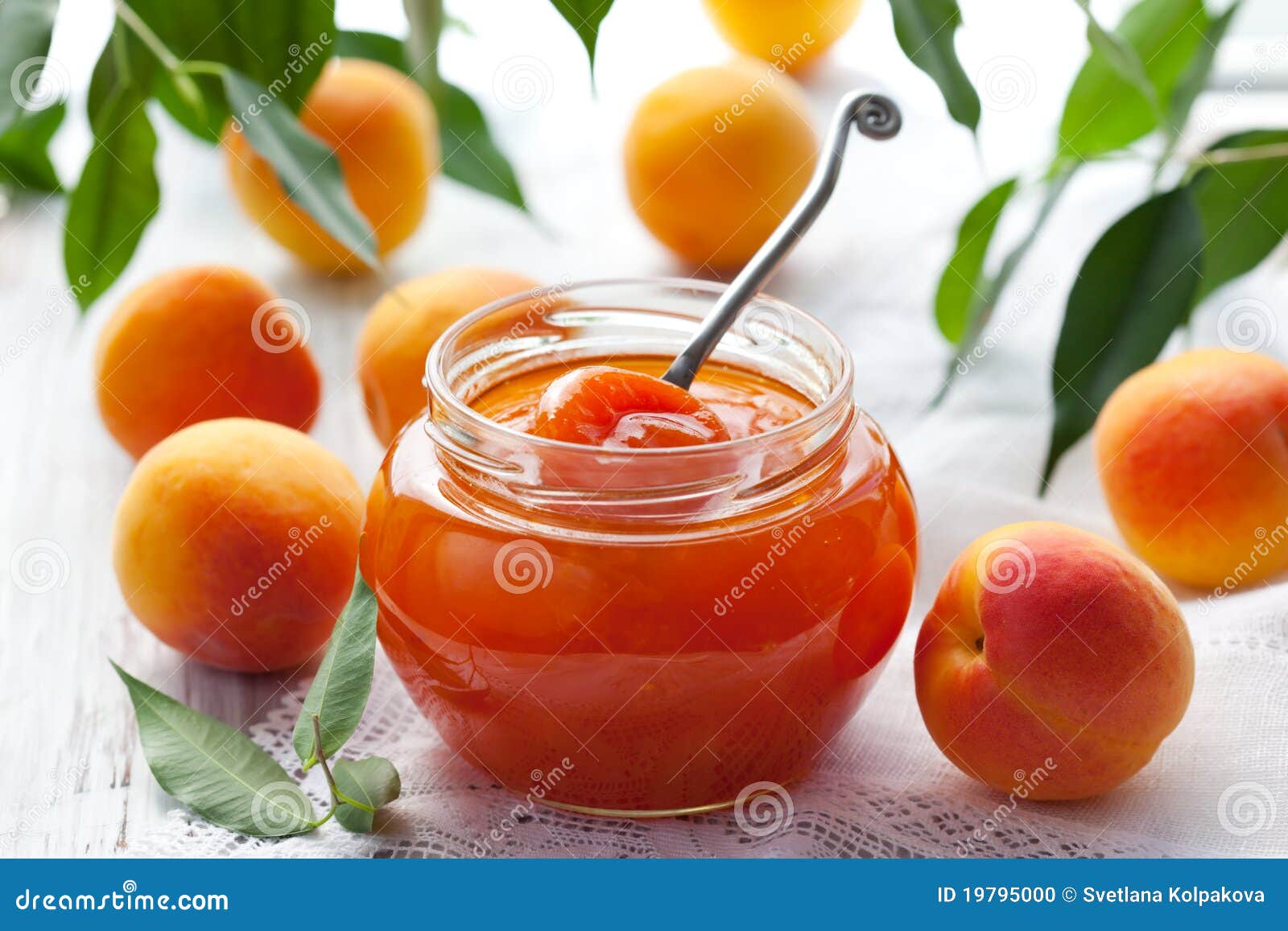 Atolamento do alperce foto de stock. Imagem de verde - 19795000