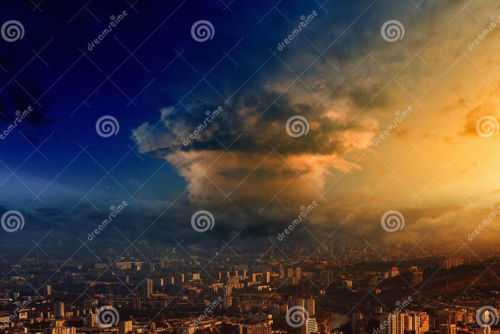 Atompilz stockfoto. Bild von unfall, stadt, dunkel, stürmisch - 51115874