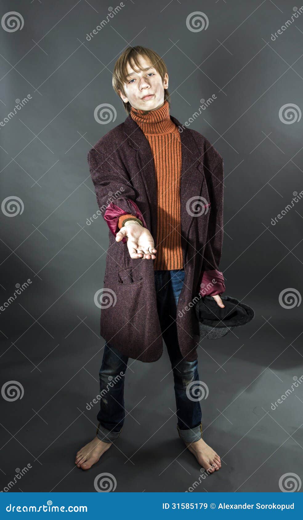 Ator Novo Que Mostra O Mendigo Imagem de Stock - Imagem de roupa ...