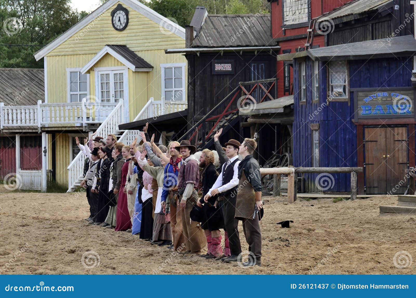 Atores e stuntmen fotografia editorial. Imagem de lata - 26121437