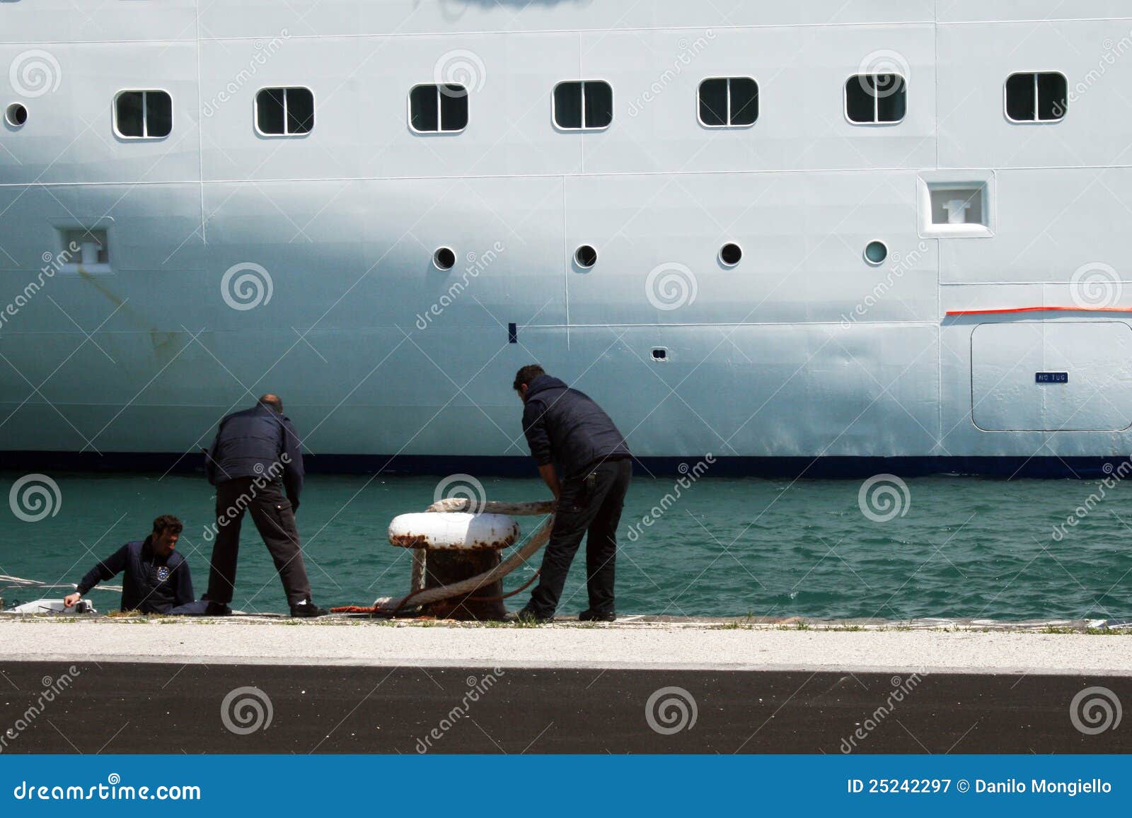 Atracar una nave fotografía editorial. Imagen de gente - 25242297