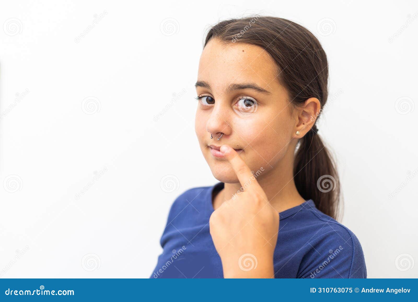 Atractiva Chica Moderna Con Perforaciones En Su Cara Imagen de archivo ...