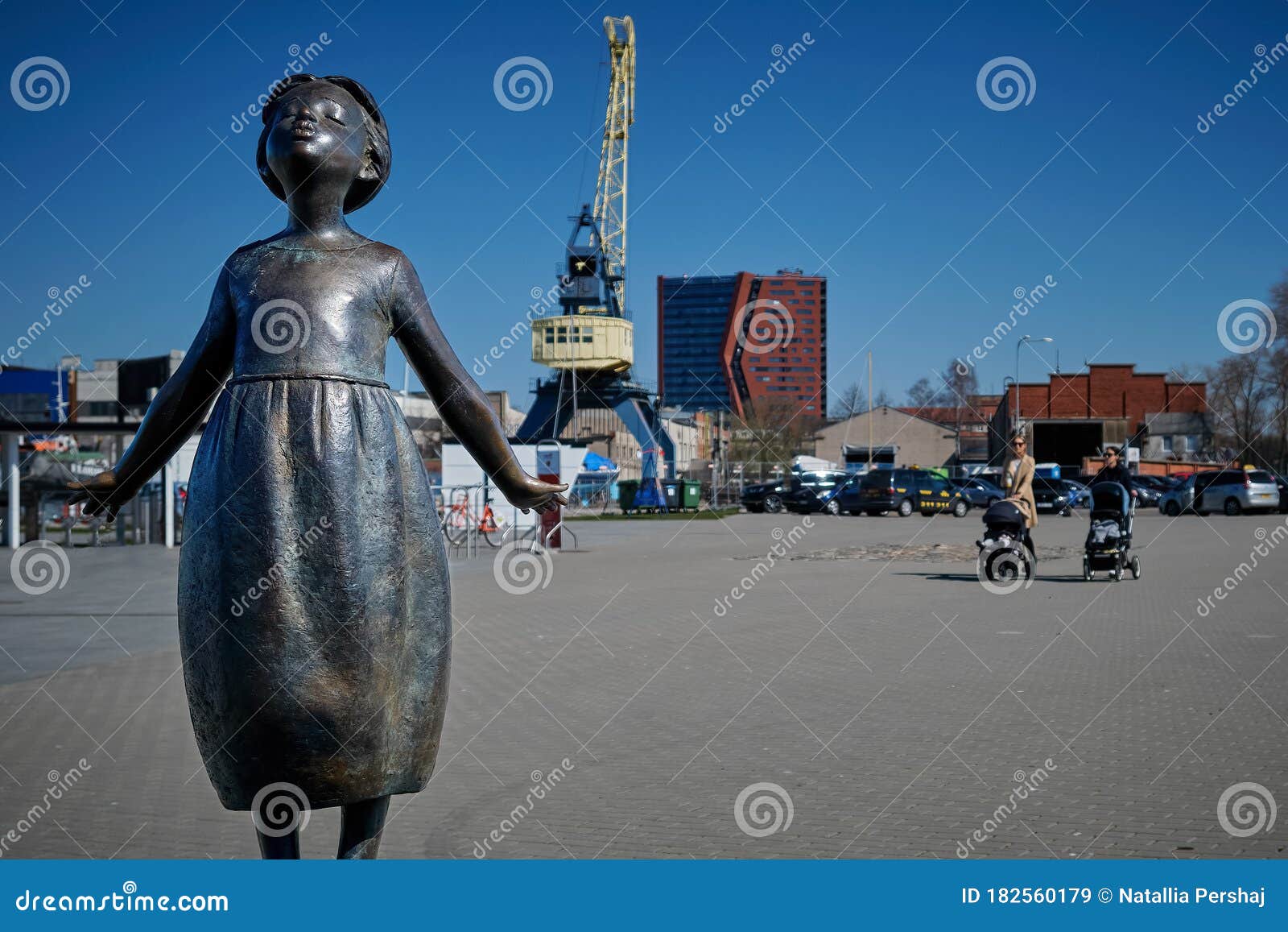 Atração Urbana. Estátua De Menina Desconhecida No Porto De Klaipeda ... Atração Urbana. Estátua De Menina Desconhecida No Porto De Klaipeda ...