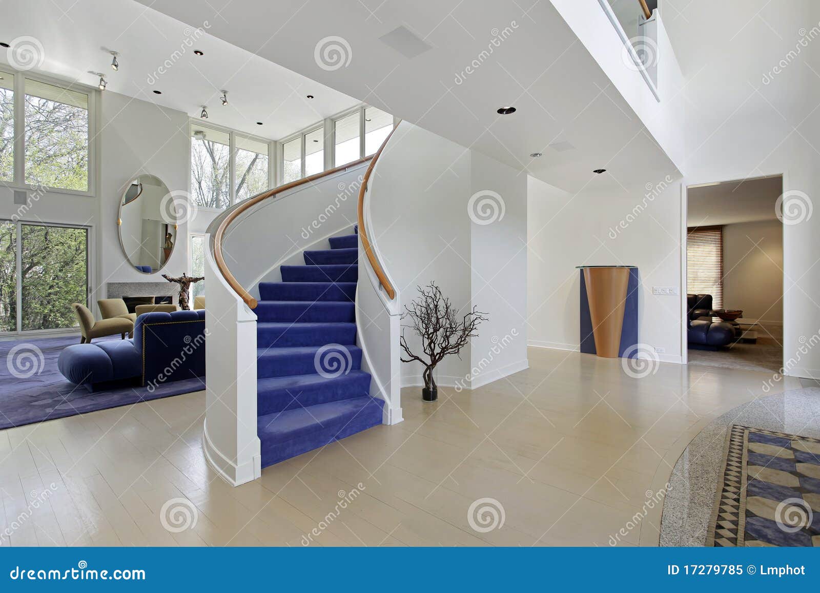 Atrio nella casa moderna immagine stock. Immagine di arredamento - 17279785