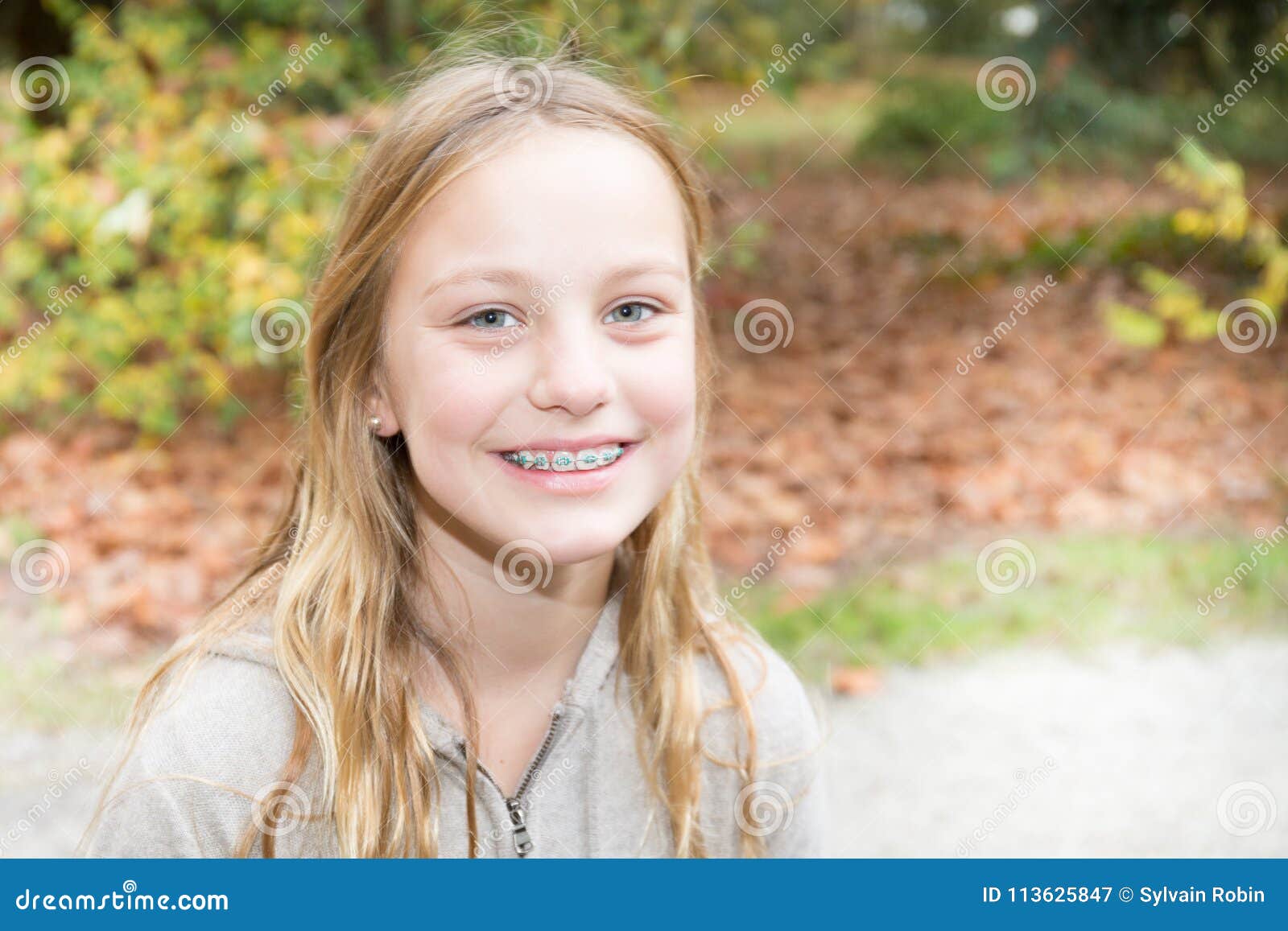 Attache Lado Mignon De Sourire Extérieur De Beauté De Fille D