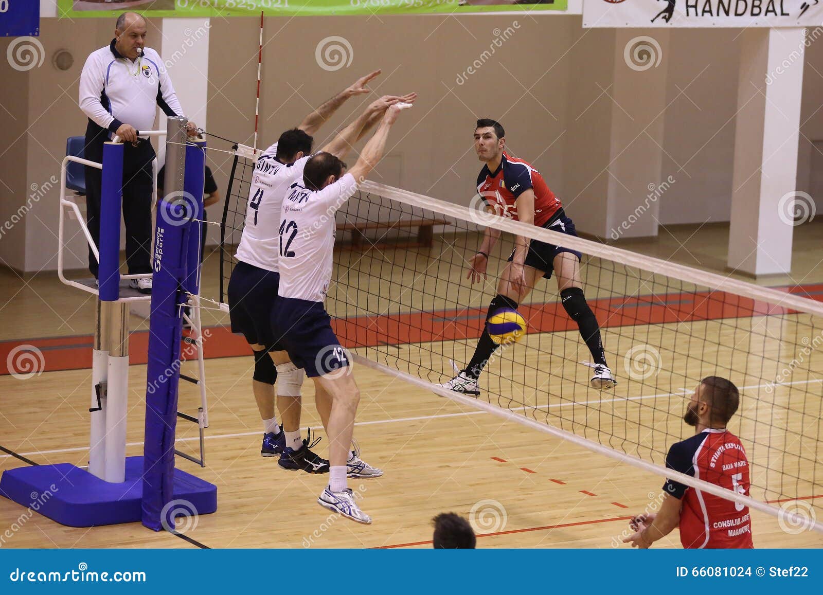 Attaque de volleyball image stock éditorial. Image du cuvette - 66081024