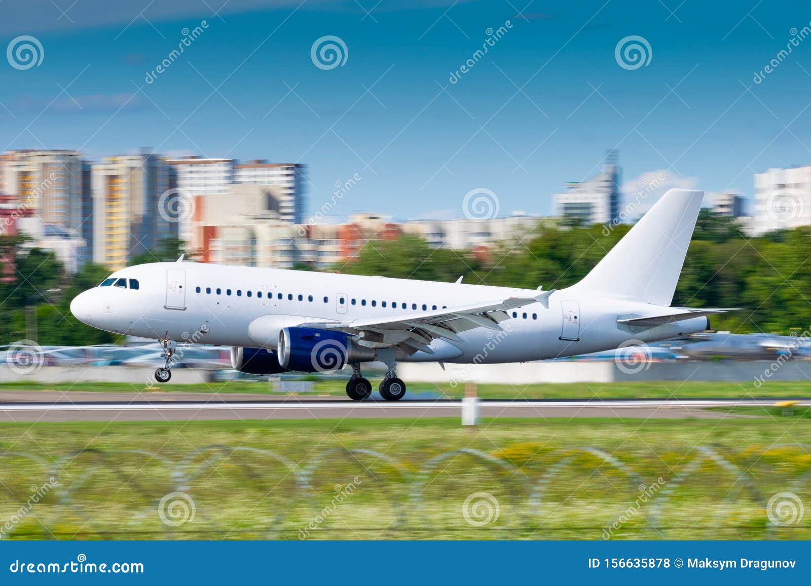 Atterraggio aereo fotografia stock. Immagine di commerciale - 156635878