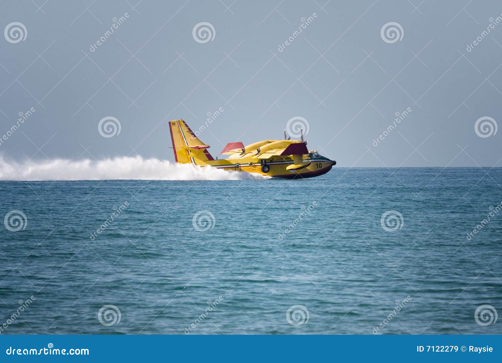 Atterrissage d'avion d'eau image stock. Image du riverain - 7122279