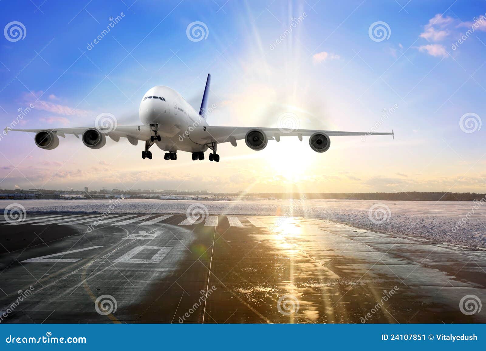 Atterrissage D'avion De Passager Sur La Piste Dans L'aéroport. Image ... Atterrissage D'avion De Passager Sur La Piste Dans L'aéroport. Image ...