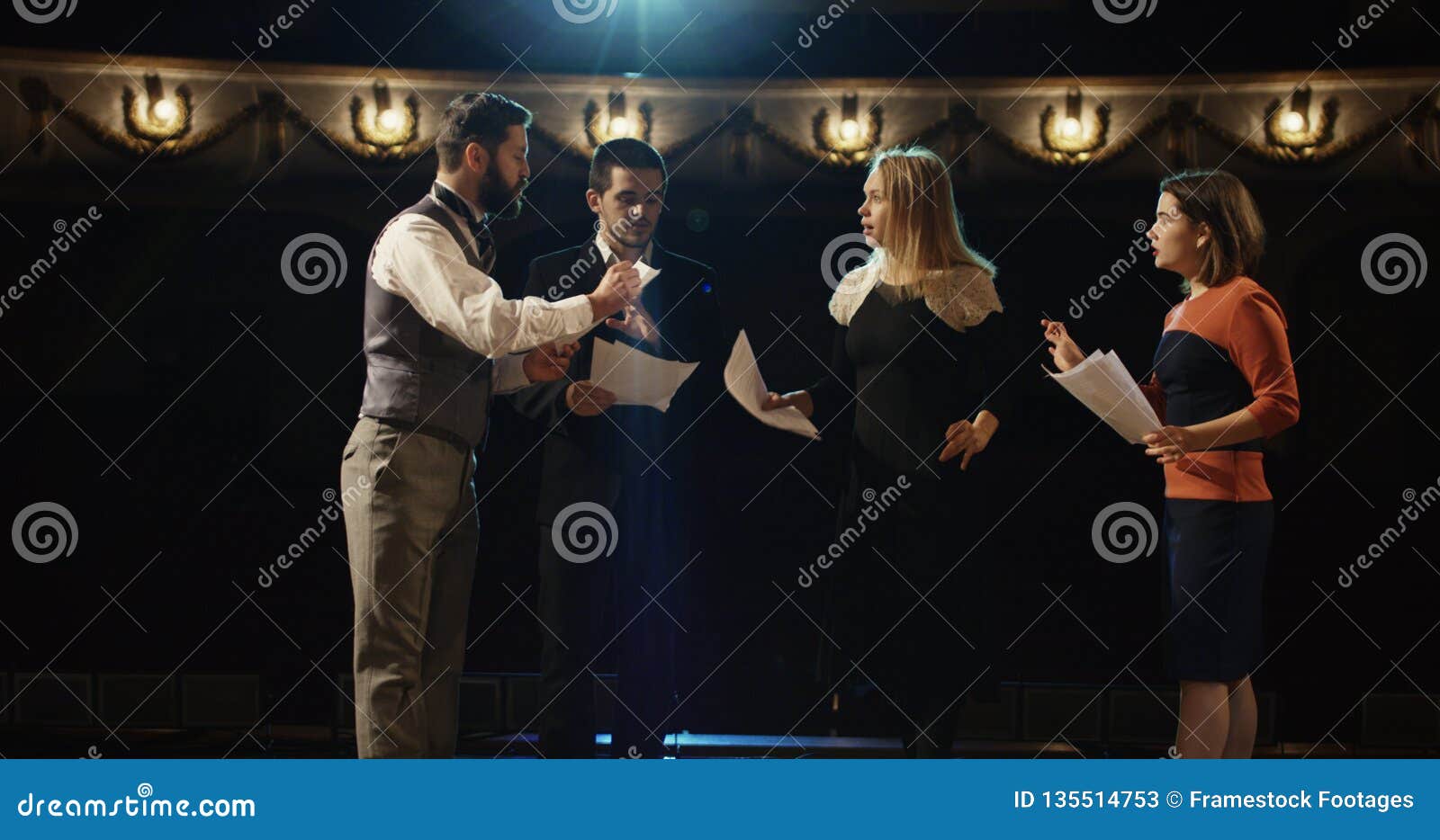 Attori Che Provano in Un Teatro Immagine Stock - Immagine di ruolo ...