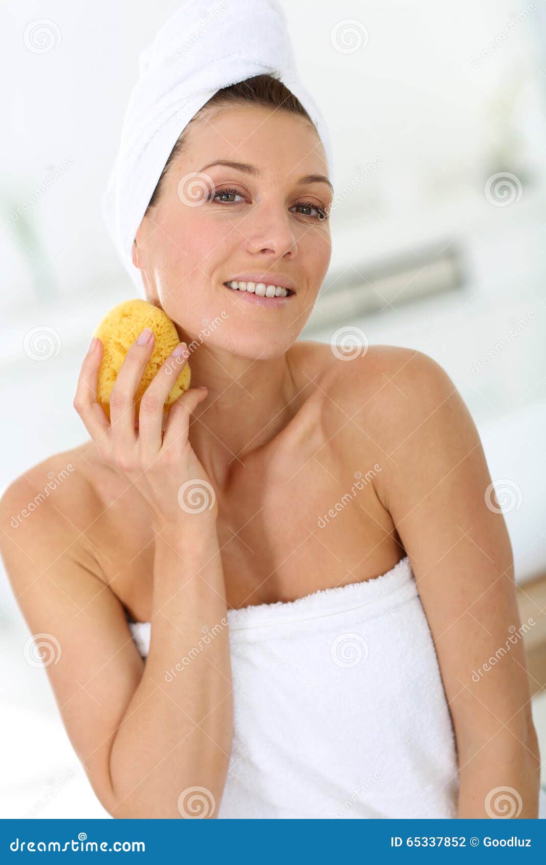 Attractive Woman Using Sponge Stock Photo - Image of bodycare, suing ...