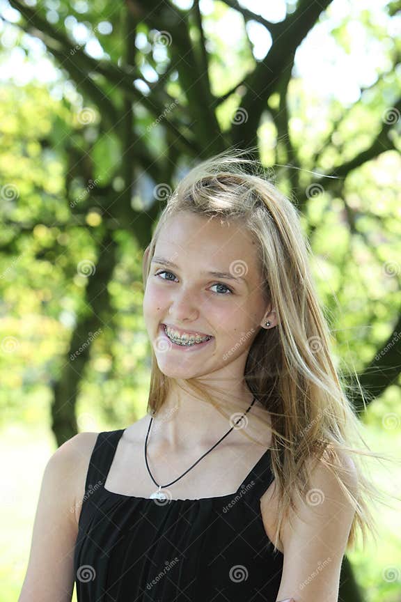 Attraktiv Blond Tonåring Med Ett älskvärt Leende Arkivfoto Bild Av