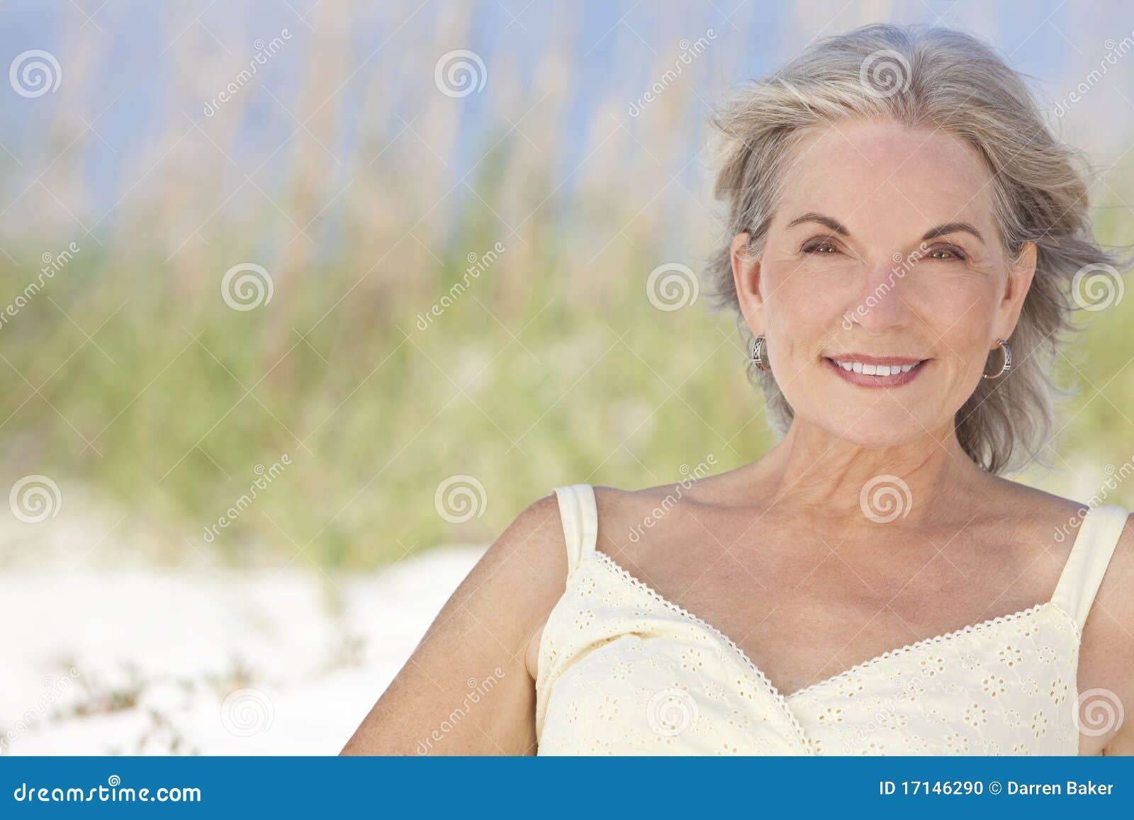 Attraktive Elegante ältere Frau, Die An Einem Strand Sitzt Stockfoto ... Attraktive Elegante ältere Frau, Die An Einem Strand Sitzt Stockfoto ...
