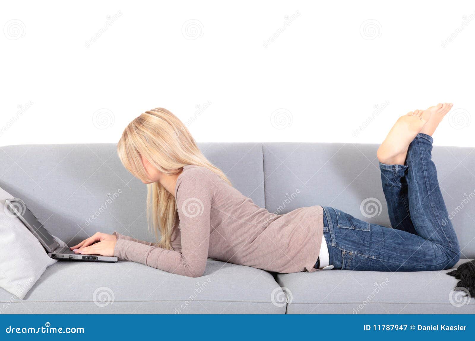 Attraktive Frau, Die Notebook-Computer Verwendet Stockbild - Bild von ...