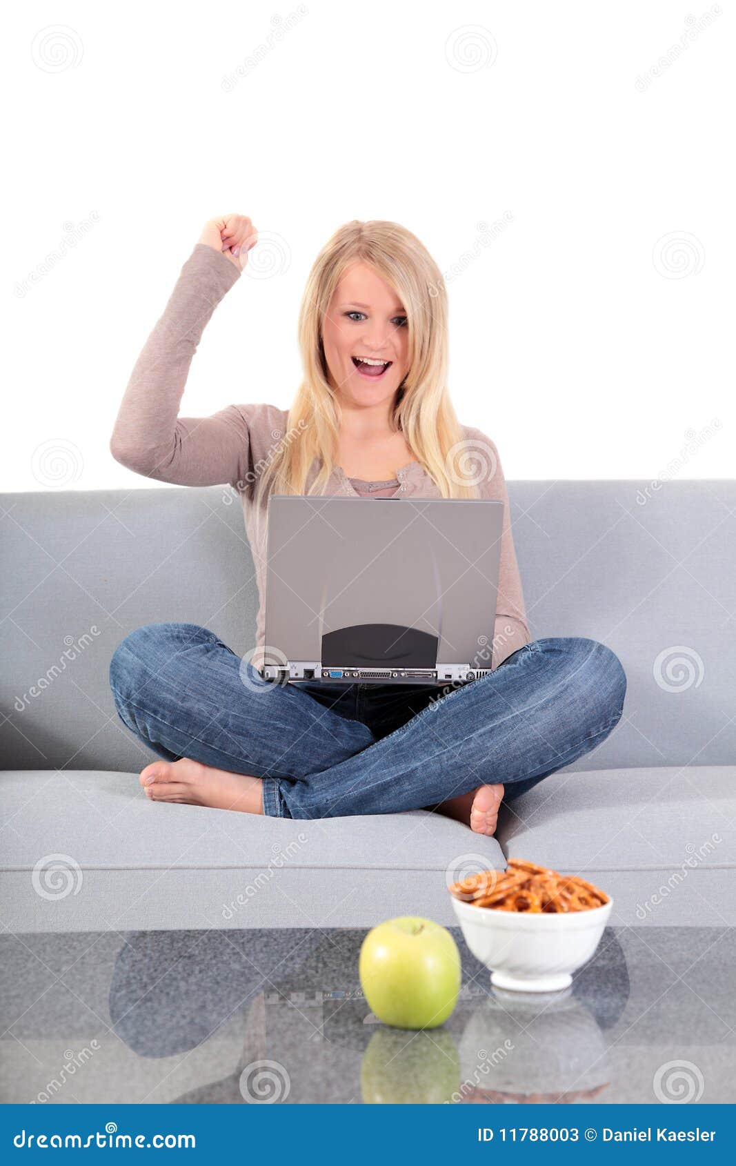 Attraktive Frau, Die Notebook-Computer Verwendet Stockbild - Bild von ...