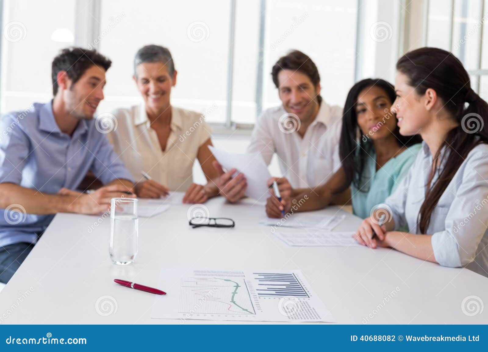 Attraktive Geschäftsleute Bei Der Sitzung Stockfoto - Bild von mittler ...
