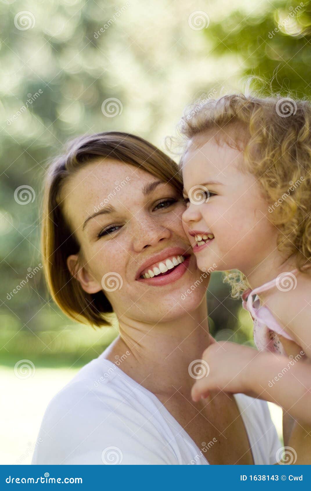 Attraktive Mutter und Kind stockbild. Bild von lächeln - 1638143