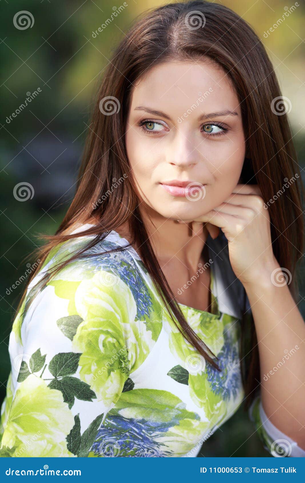 Attraktive Studentin stockbild. Bild von blatt, unten - 11000653