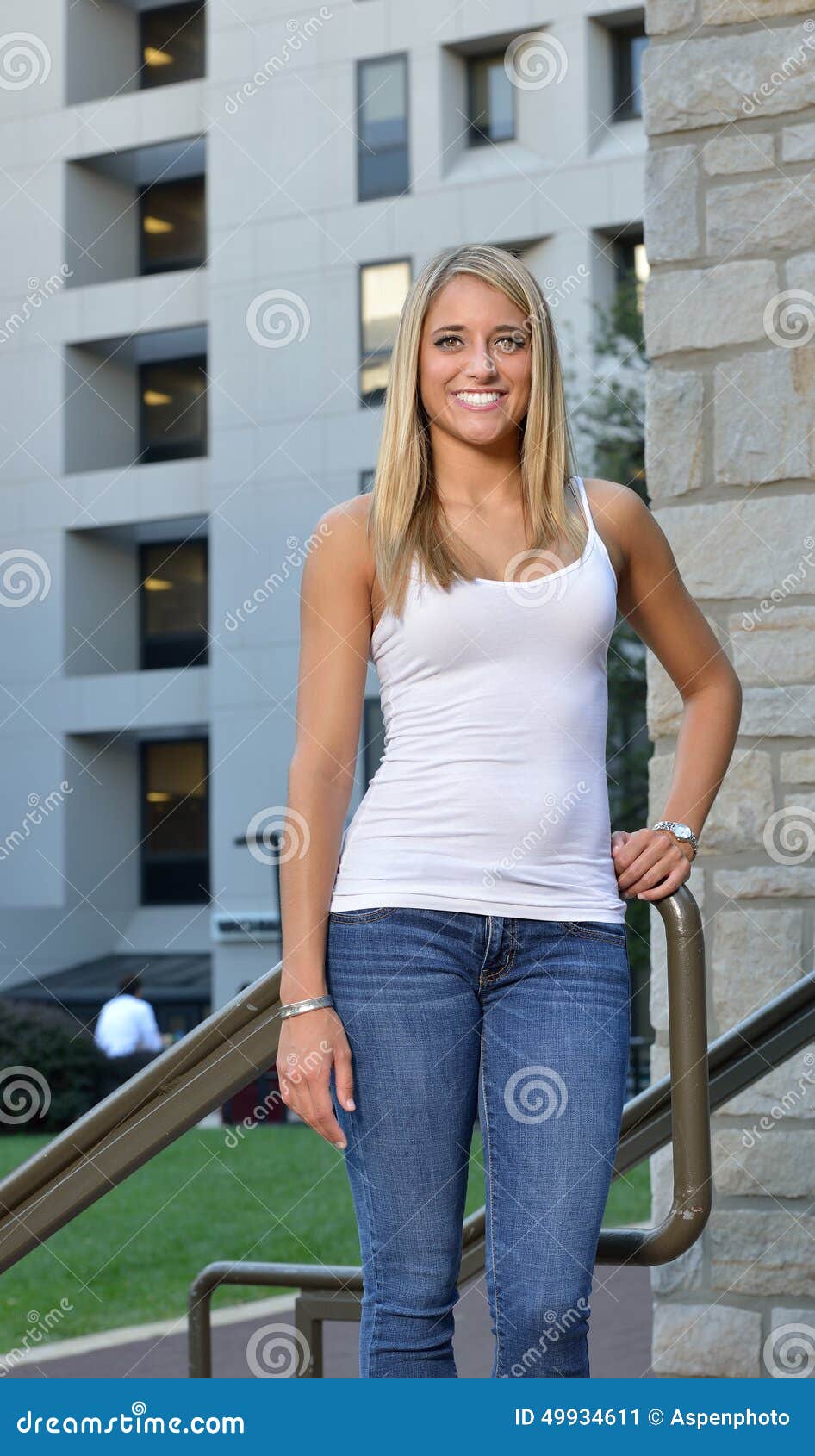 Attraktive Studentin Auf Dem Campus Stockbild - Bild von frau ...