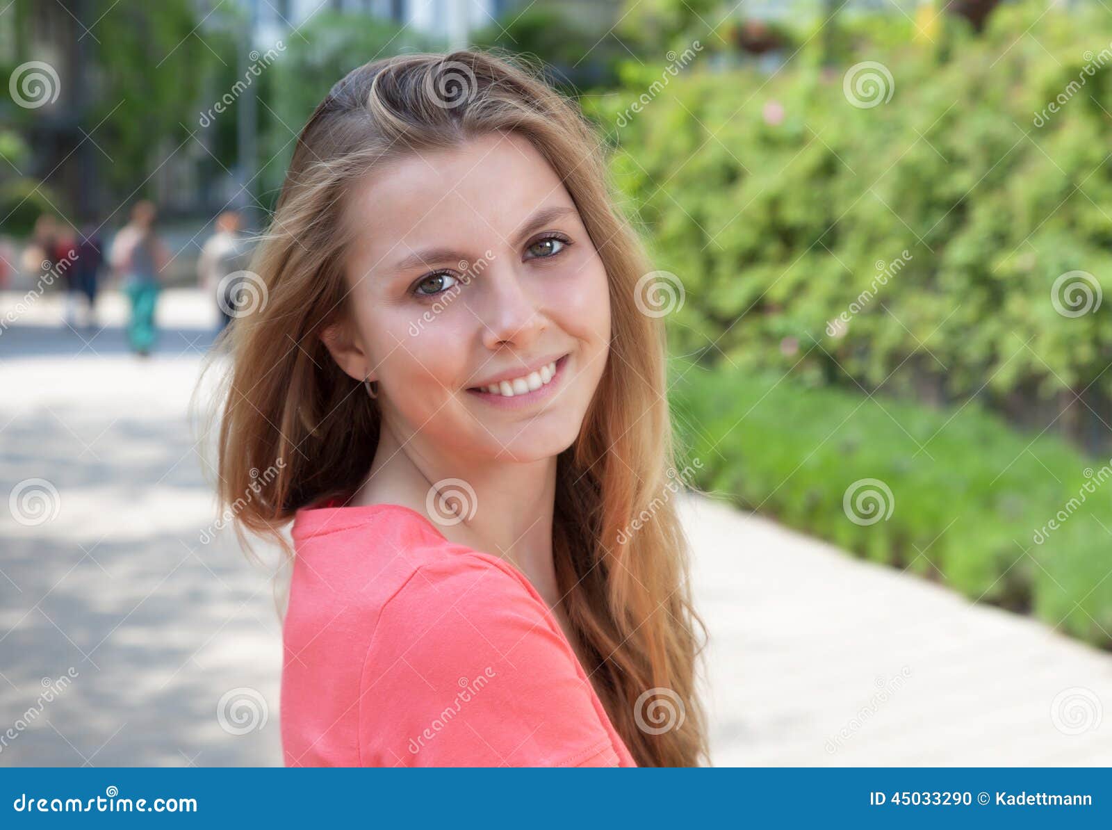 Attraktive Studentin in Einem Park Lachend über Kamera Stockfoto - Bild ...