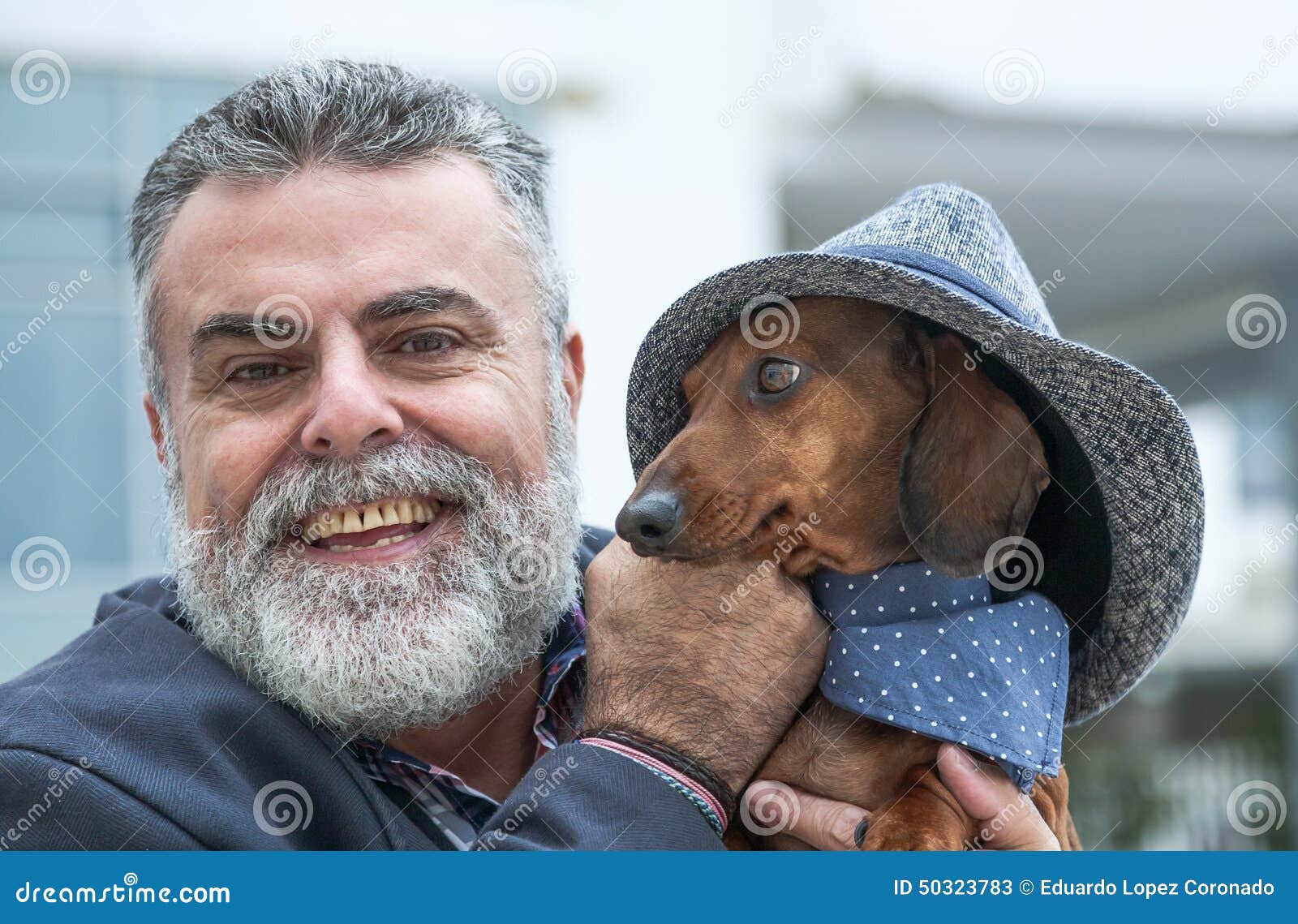 Attraktiver Alter Mann Mit Bart Und Hut Mit Hund Stockbild - Bild von ...