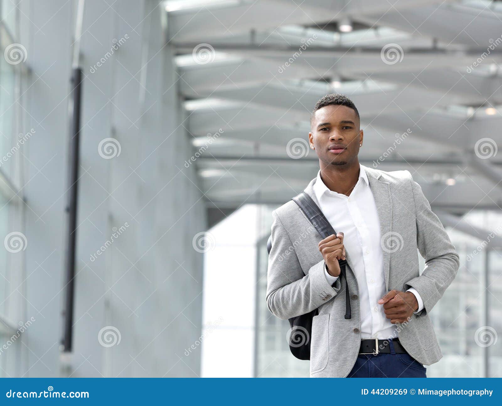 Attraktiver Junger Mann, Der Mit Tasche Geht Stockbild - Bild von ...