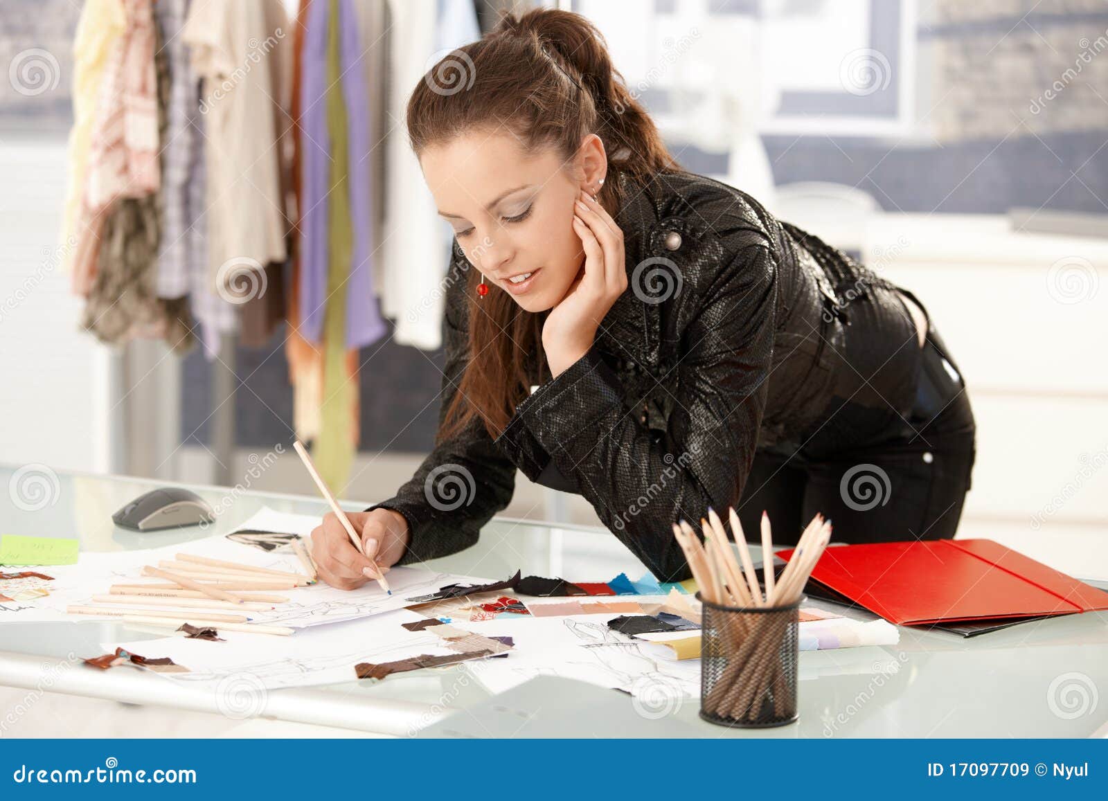 Attraktiver Modedesigner, Der Im Studio Arbeitet Stockbild - Bild von ...