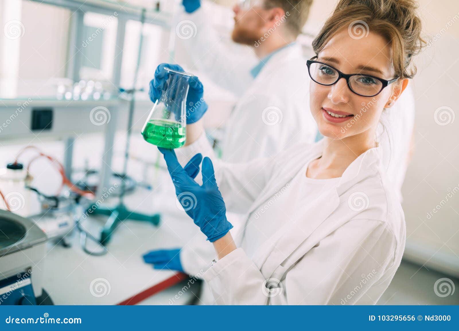Attraktiver Student Der Chemie Arbeitend Im Labor Stockfoto - Bild von ...