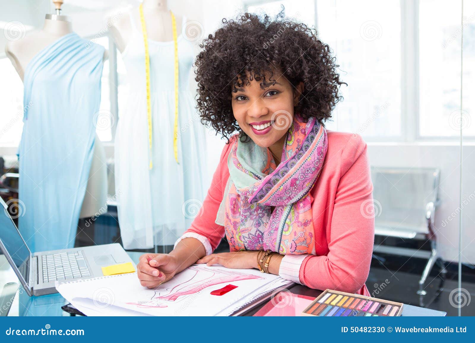 Attraktiver Weiblicher Modedesigner Bei Der Arbeit Stockfoto - Bild von ...