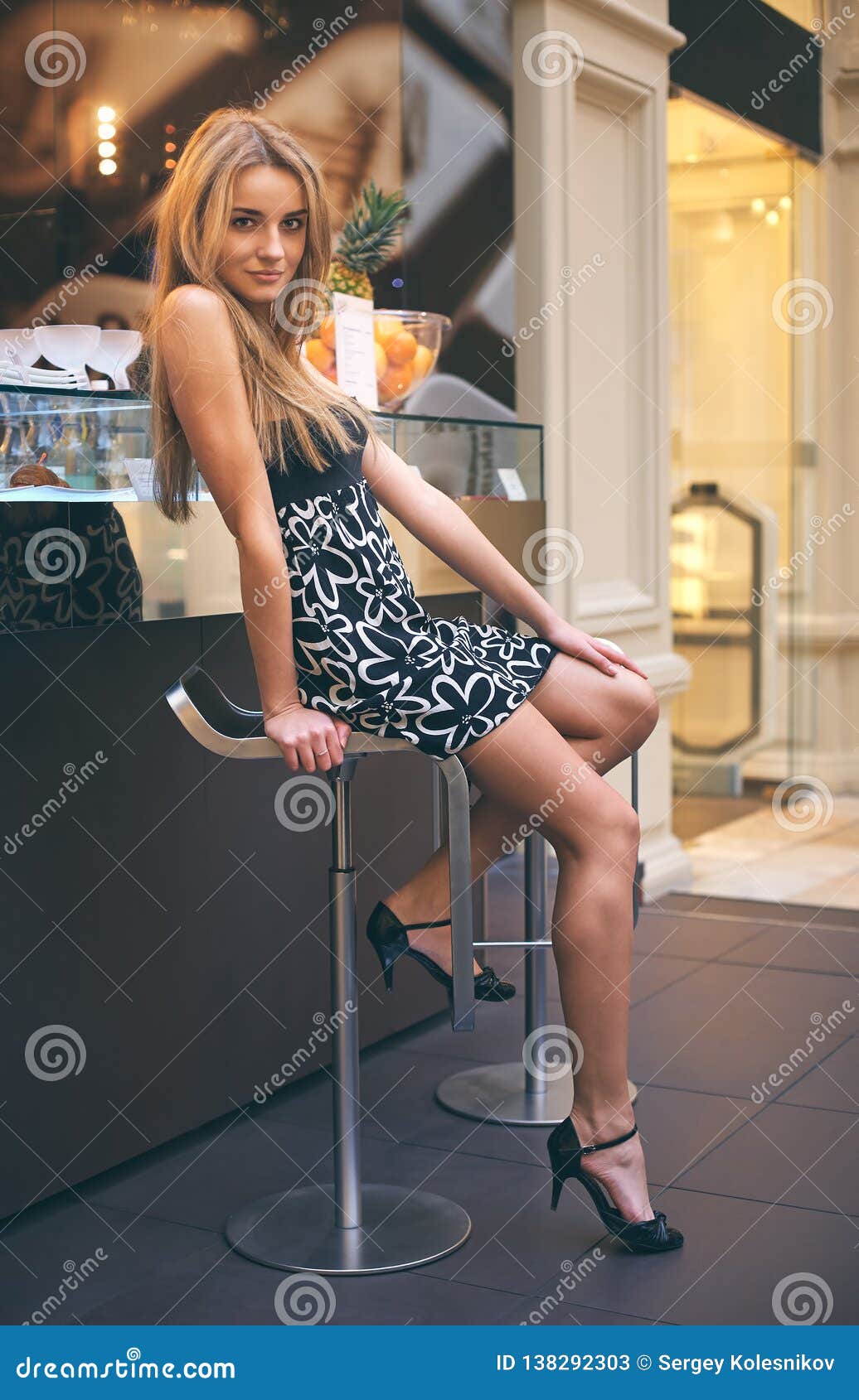 Attraktives Blondes Mädchen Mit Dem Langen Haar Das Auf Einem