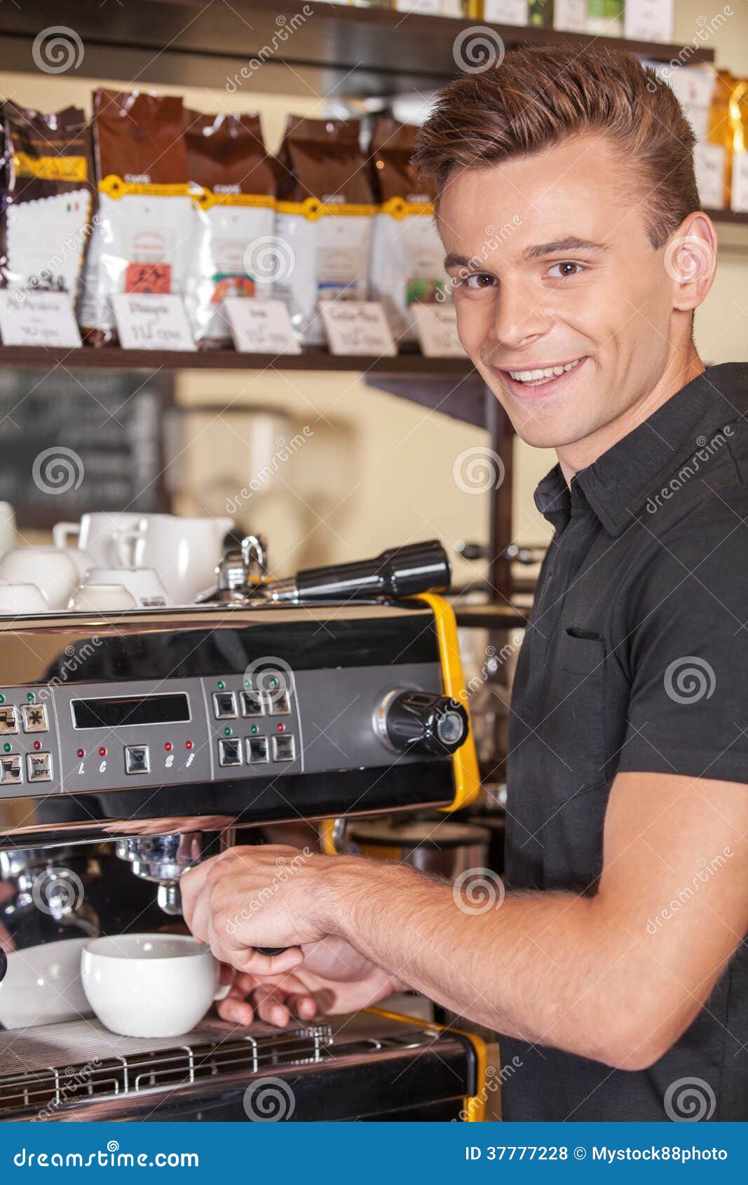 Attraktives Junges Barista, Das Kaffee Macht. Stockfoto - Bild von ... Attraktives Junges Barista, Das Kaffee Macht. Stockfoto - Bild von ...