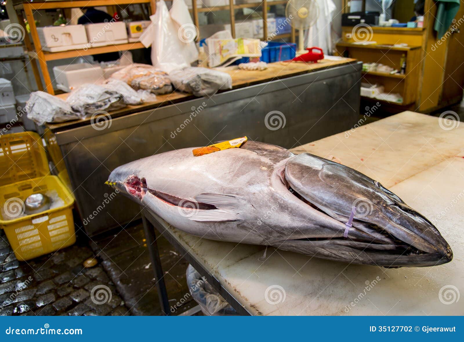 Atum Grande Na Tabela Para Cortar Foto de Stock - Imagem de gelo ...