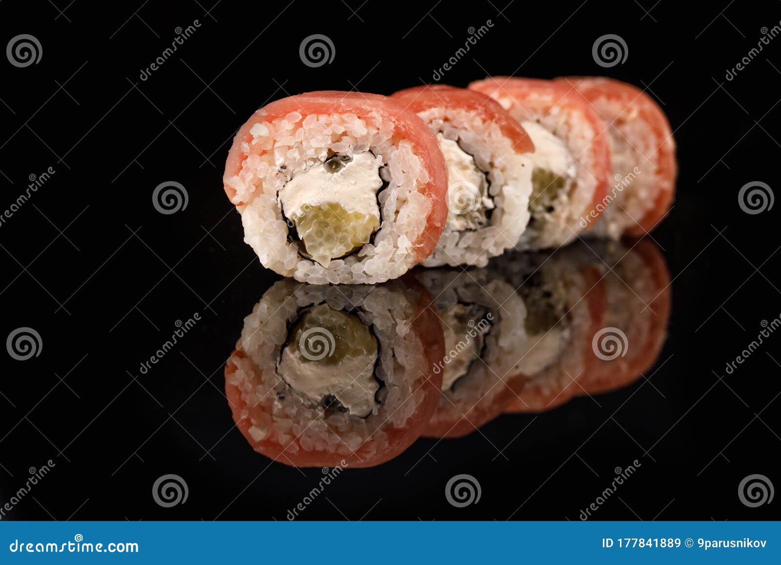 Atum-sushi-roll Sobre Fundo Preto Com Reflexo Imagem de Stock - Imagem ...