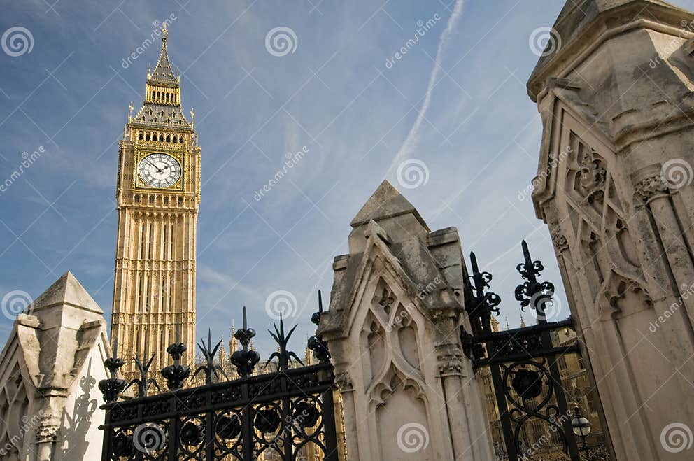 Au-dessous de ben grand image stock. Image du repère, ville - 8671303