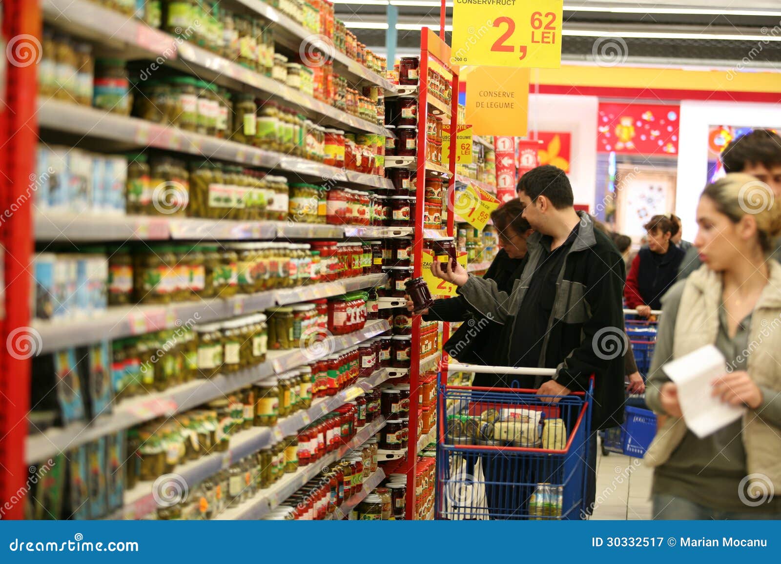 Au supermarché photographie éditorial. Image du consommation - 30332517