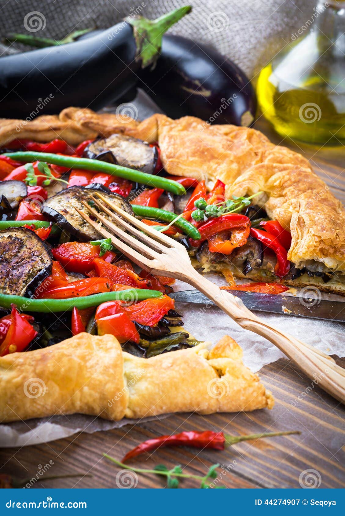 Auberginentorte Mit Pfeffern Stockbild - Bild von scheibe, diät: 44274907