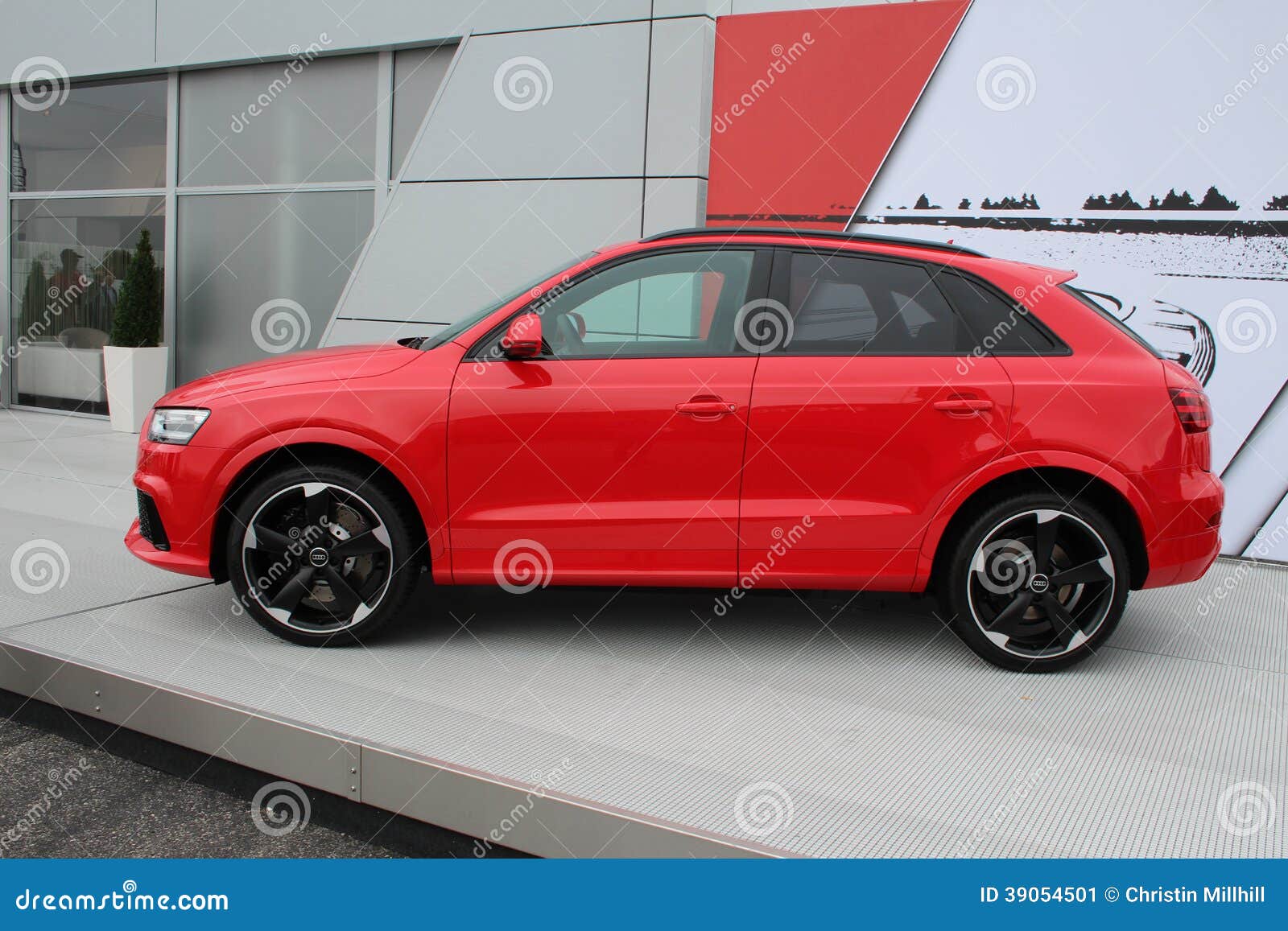 Audi RS Q3 foto editorial. Imagen de rojo, cuadro, audaz - 39054501
