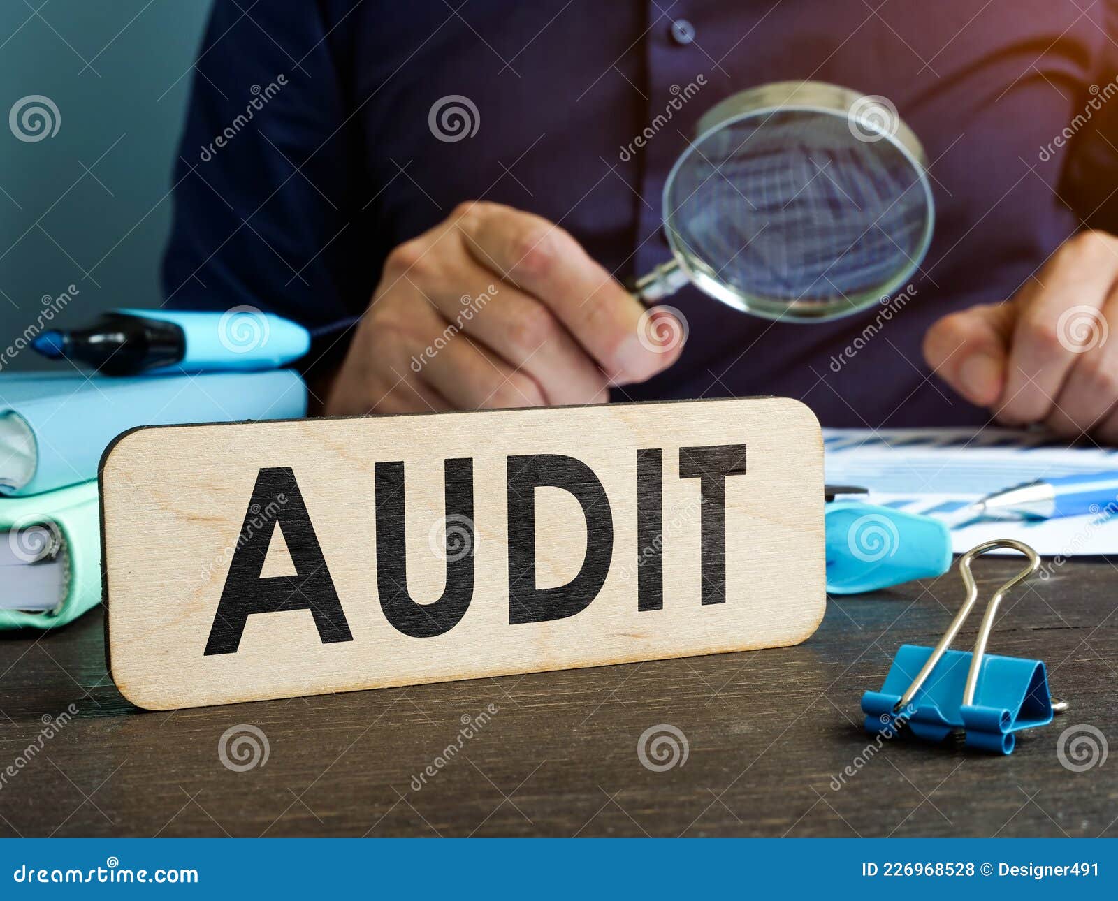 Auditor Con Control De Vidrio Y Placa De Aumento. Foto de archivo ...