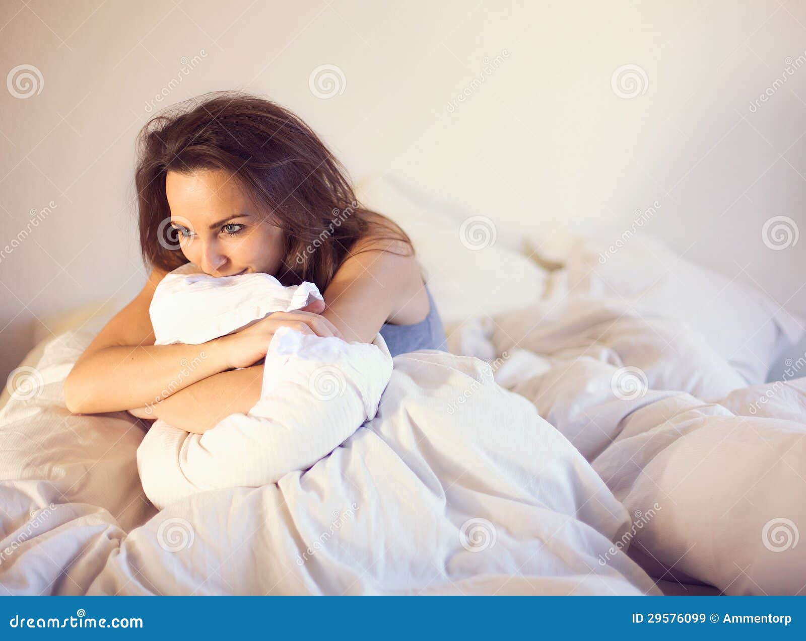 Auf Dem Bett Allein Sitzen, Das an Sie Denkt Stockbild - Bild von ...