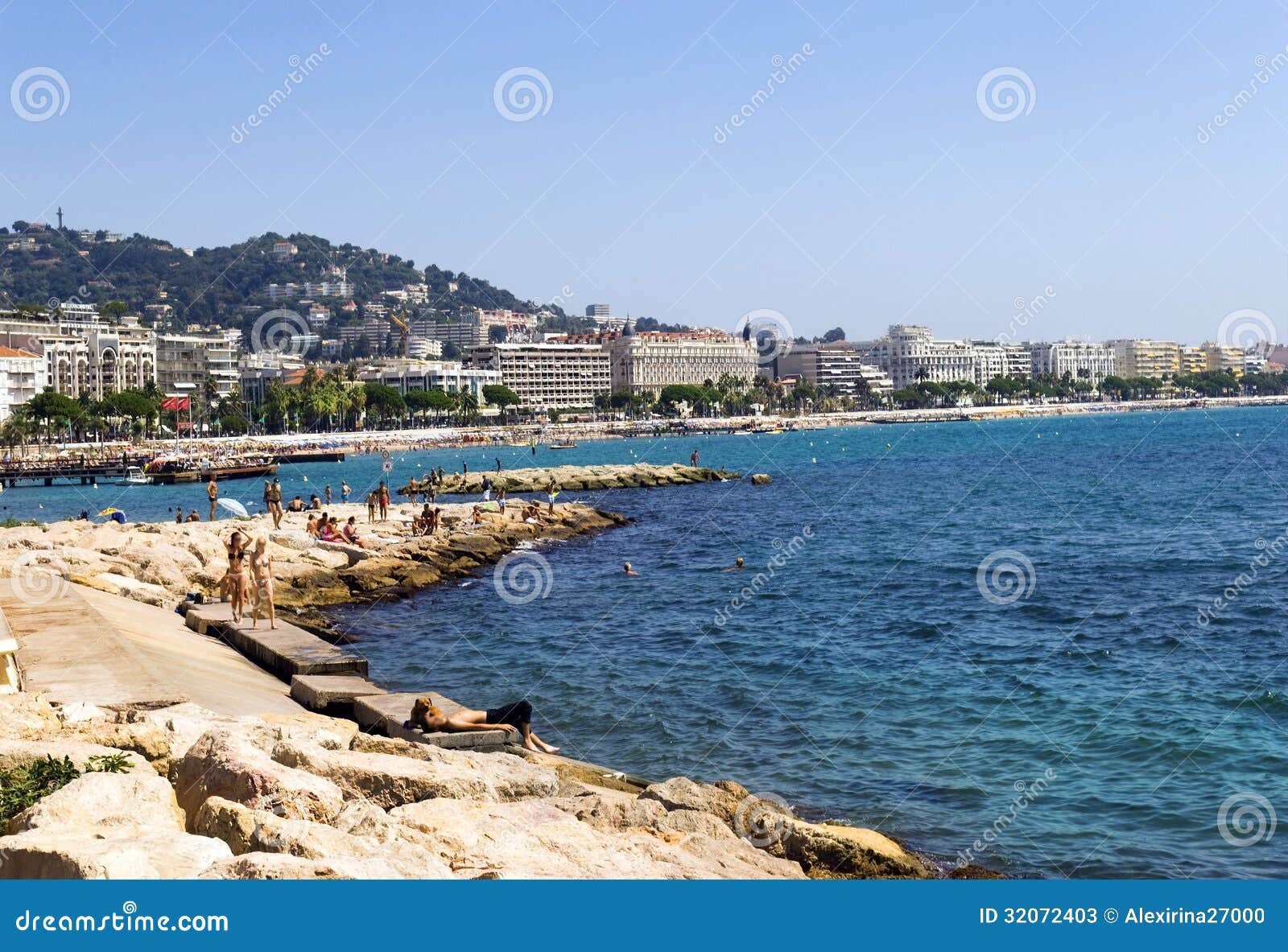 Auf dem Strand in Cannes redaktionelles stockfoto. Bild von frankreich ...