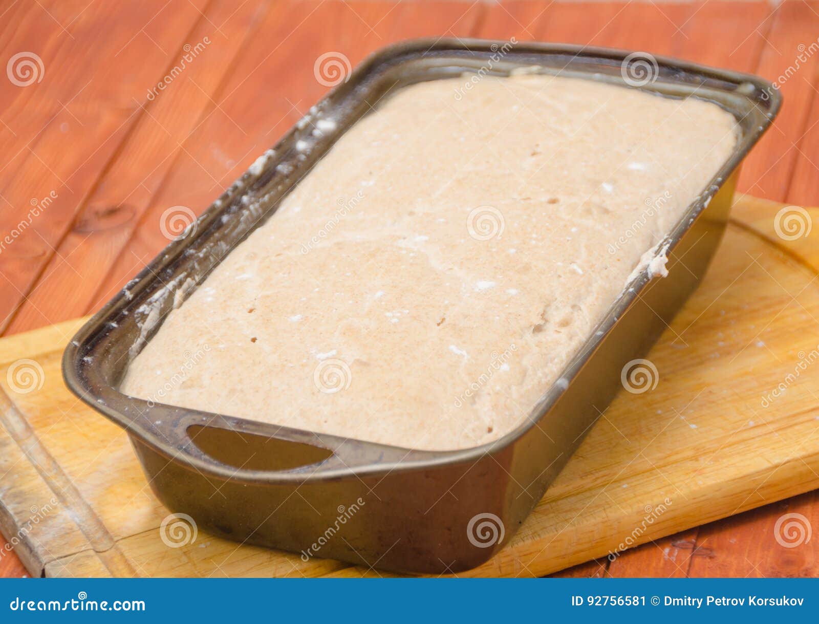Auf Dem Tisch Der Teig Zur Backform Stockbild - Bild von frech, kochen ...