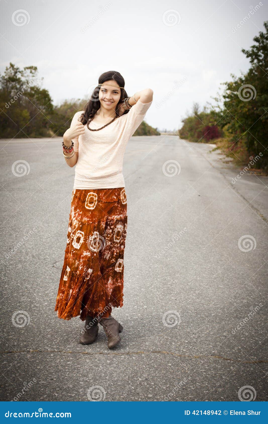 Auf der Straße ganz allein stockfoto. Bild von spielerisch - 42148942