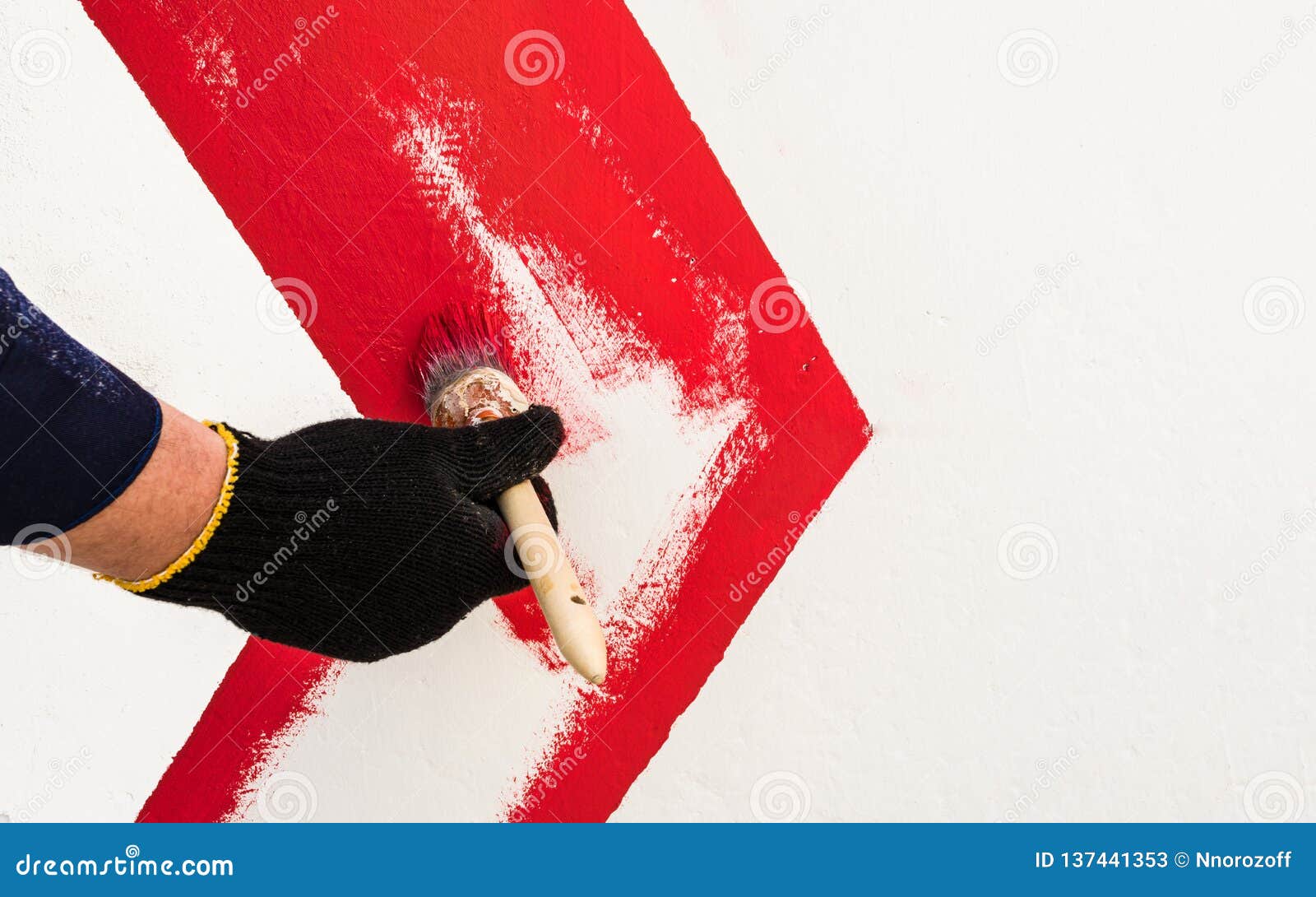 Auf Der Wand Mit Roter Farbe Zeichnet Einen Pfeil Stockbild - Bild von ...