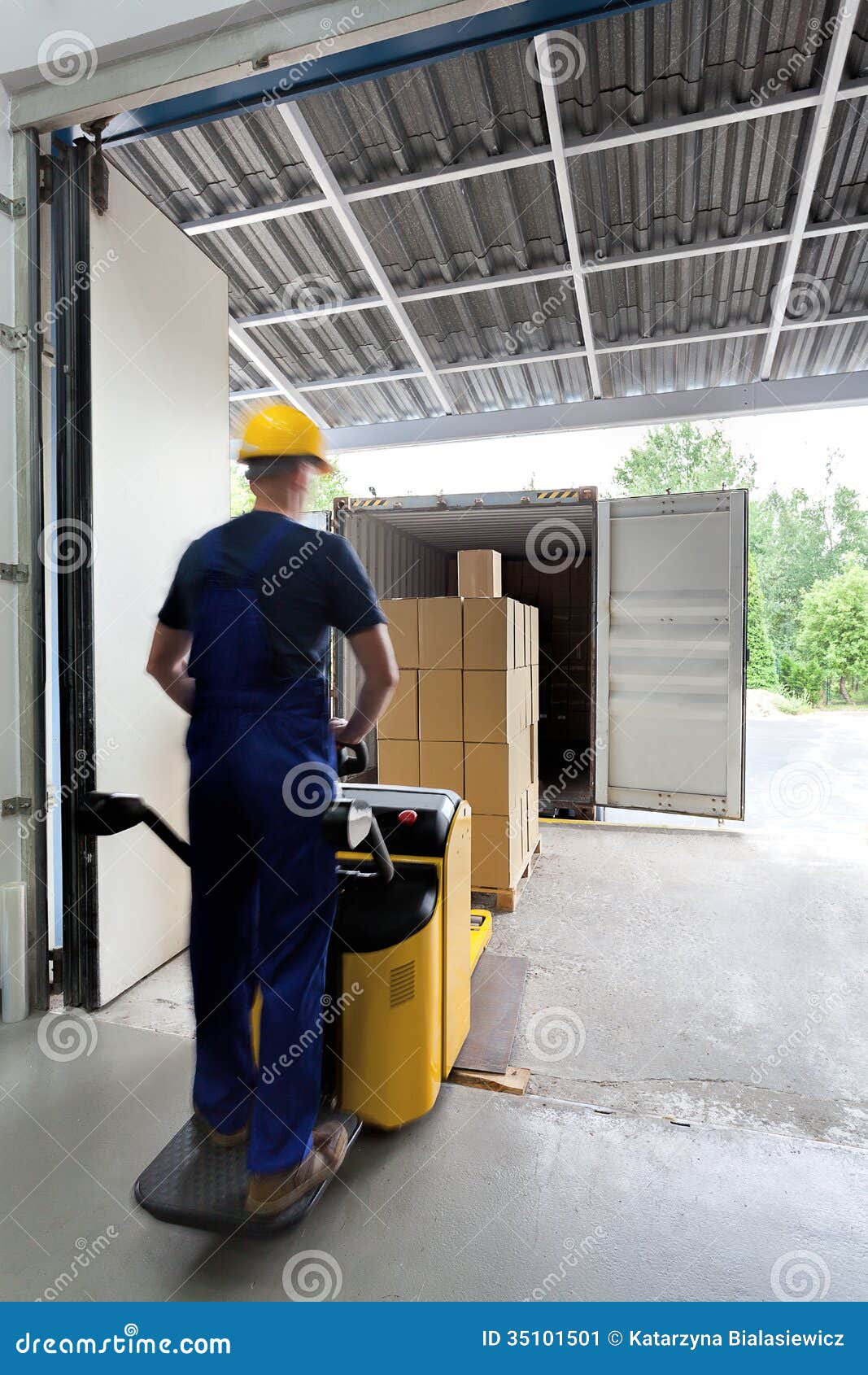 Auf einem Gabelstapler stockbild. Bild von ausfuhr, kästen - 35101501