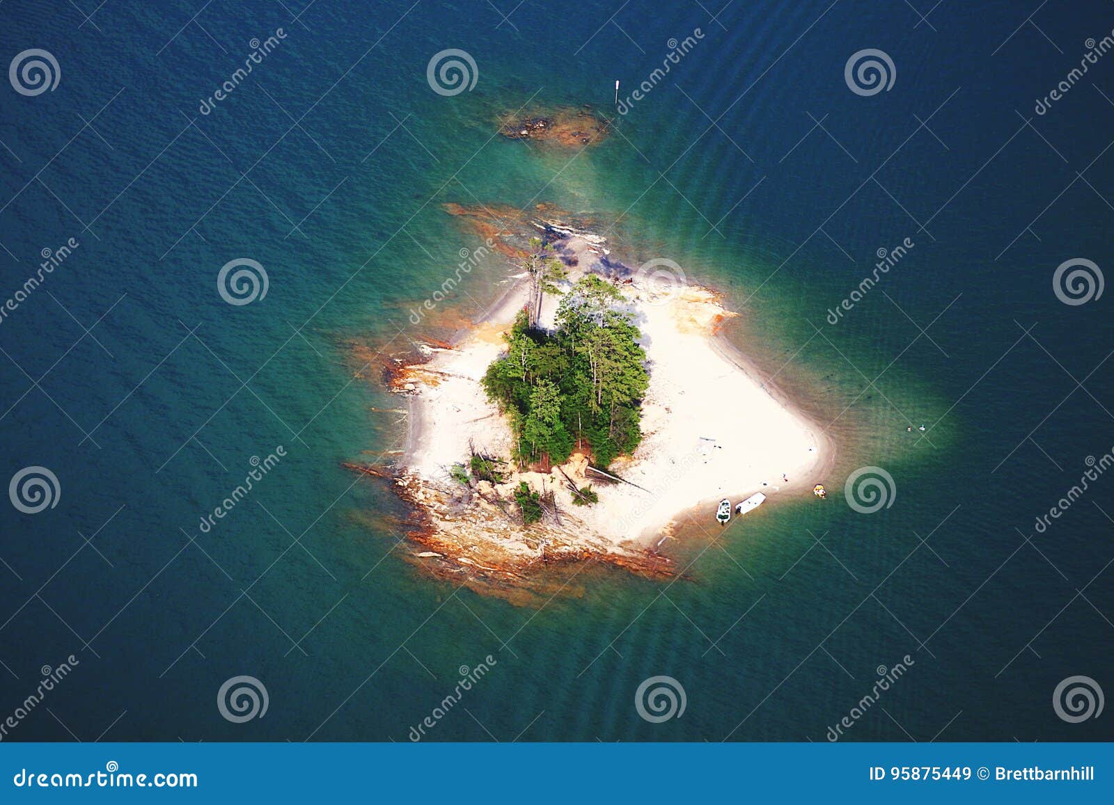 Auf einer Insel stockbild. Bild von nave, tourismus, grün - 95875449