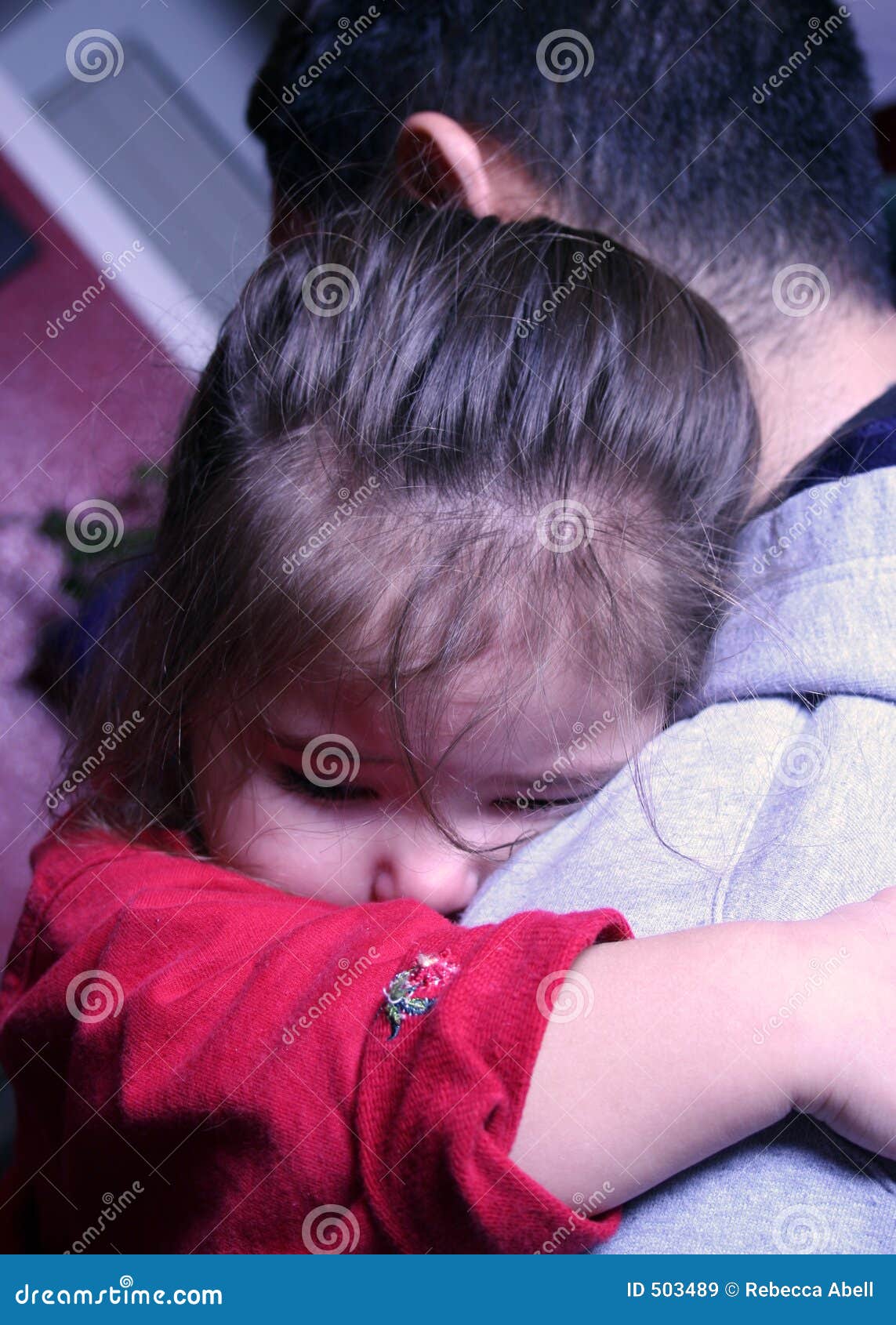 Auf Schulter des Vatis stockbild. Bild von umarmen, zusammengehörigkeit ...