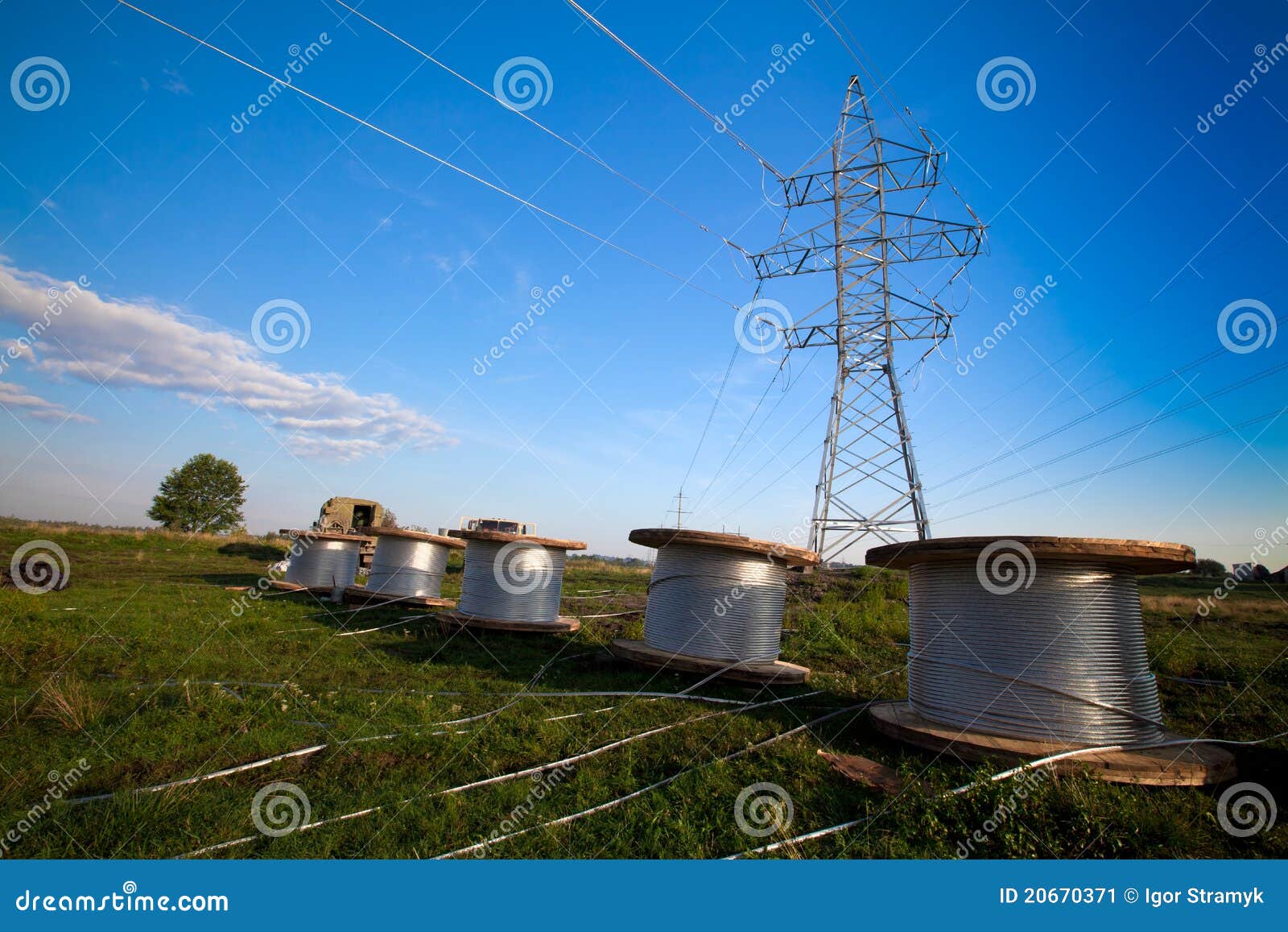 Aufbau Der Neuen Stromleitung Stockbild - Bild von glänzend, horizontal ...