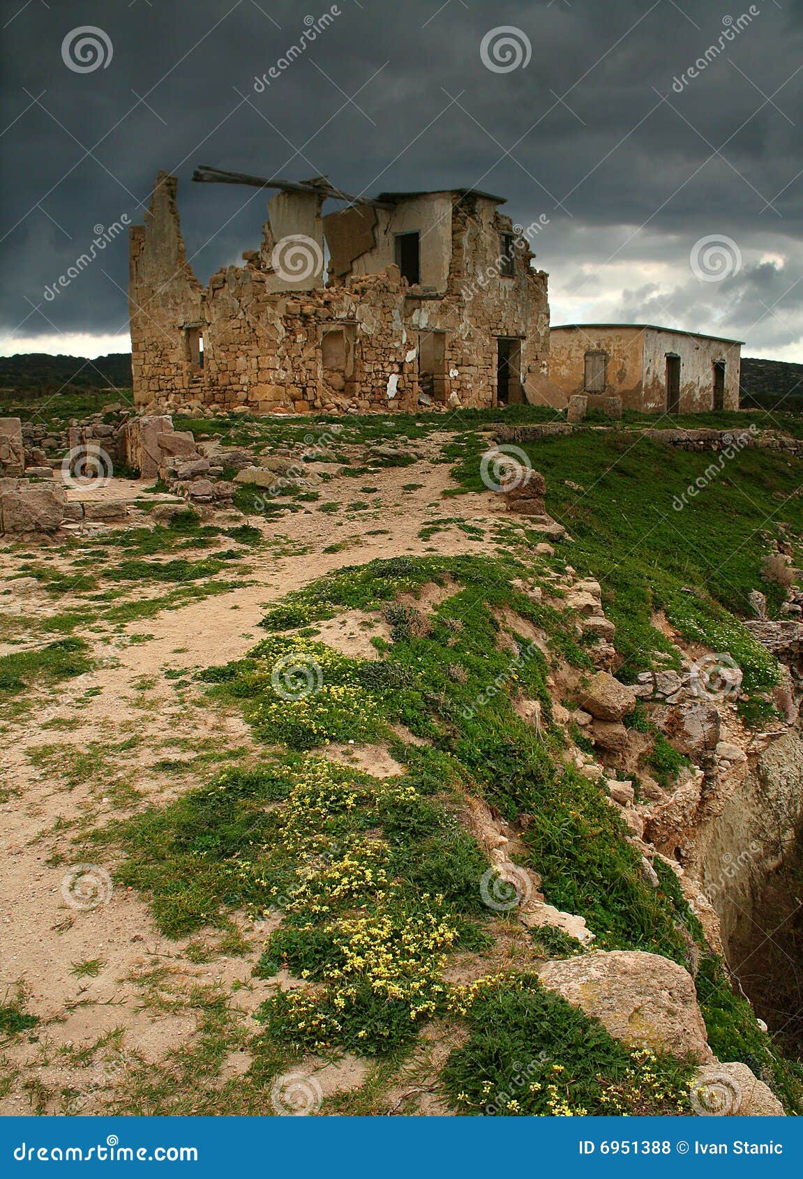 Aufbauende Ruinen stockfoto. Bild von zypern, haus, himmel - 6951388